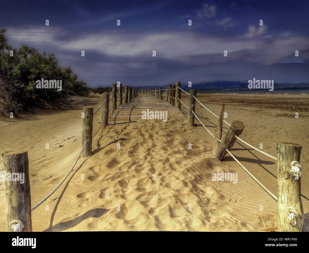 Empty foot path hi-res stock photography and images - Alamy