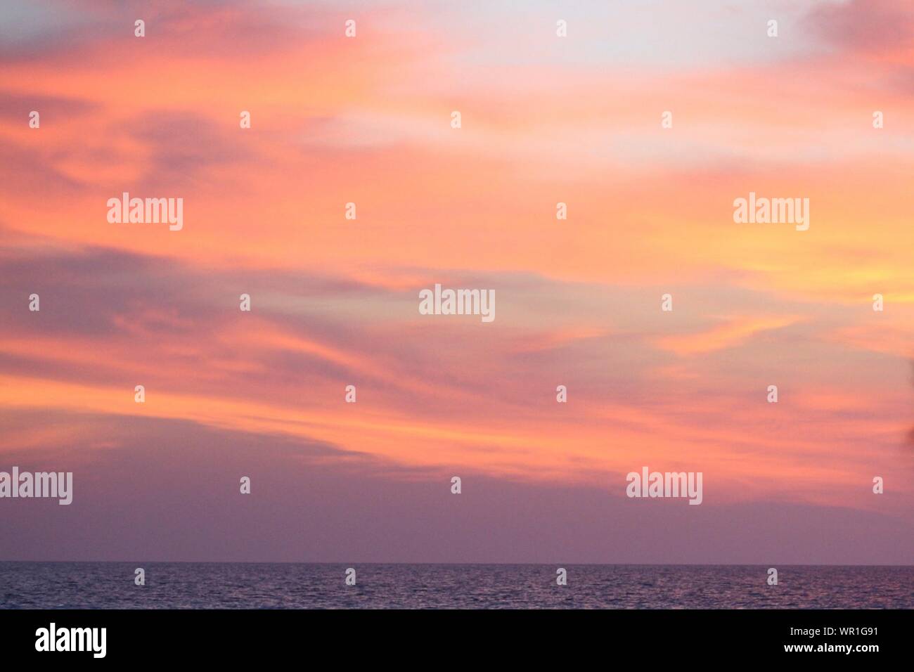 Pink sky and sea hi-res stock photography and images - Alamy
