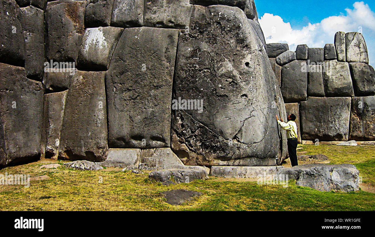 Man Building Stone Wall High Resolution Stock Photography and Images ...