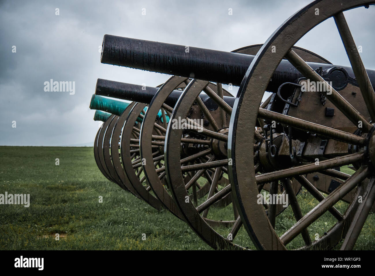 Old Civil War cannon line prepared for battle Stock Photo - Alamy