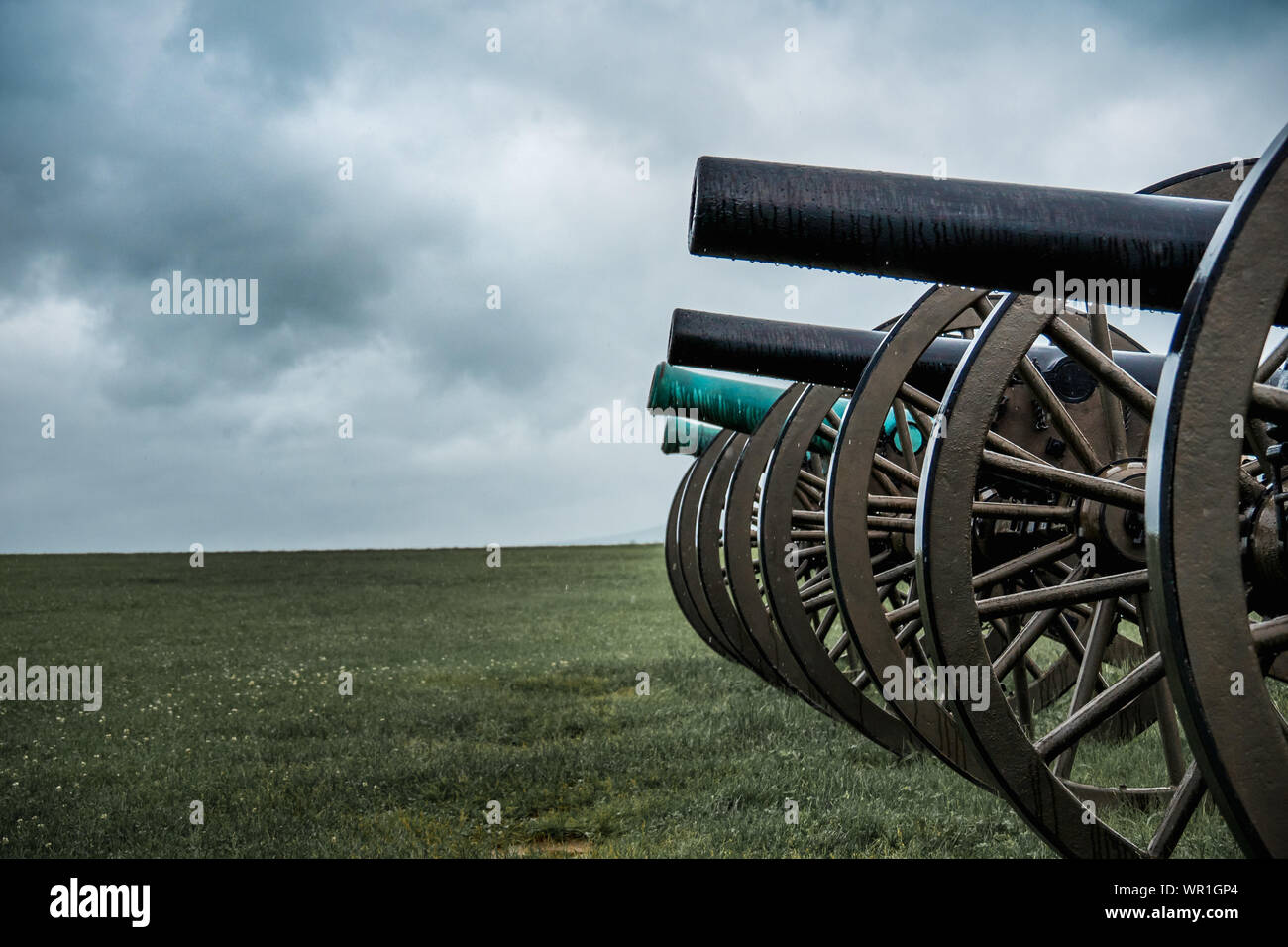 Old Civil War cannon line prepared for battle Stock Photo - Alamy