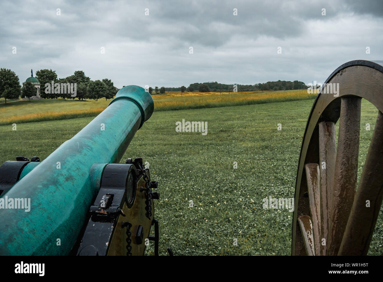 Old Civil War cannon line prepared for battle Stock Photo - Alamy