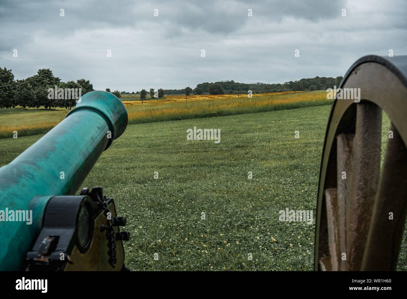 Old Civil War cannon line prepared for battle Stock Photo - Alamy