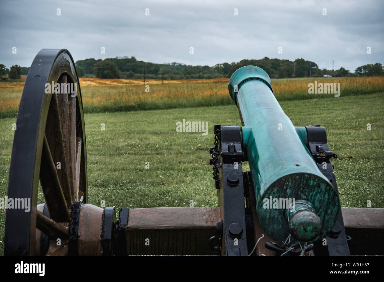 Old Civil War cannon line prepared for battle Stock Photo - Alamy