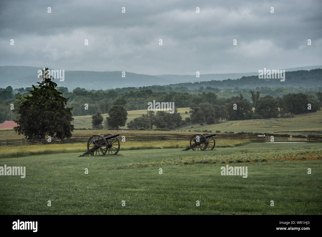 Old Civil War cannon line prepared for battle Stock Photo - Alamy