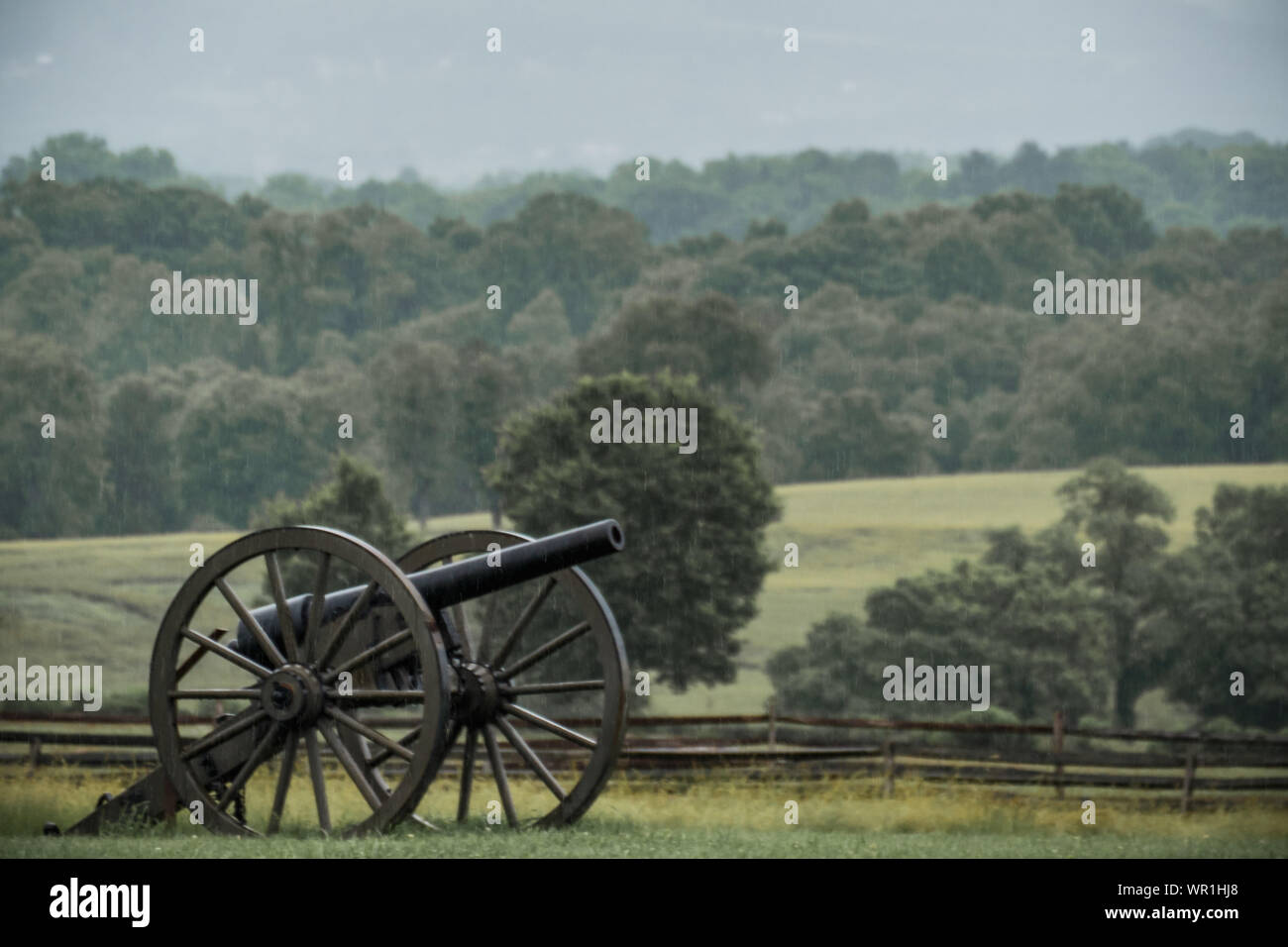 Old Civil War cannon line prepared for battle Stock Photo - Alamy
