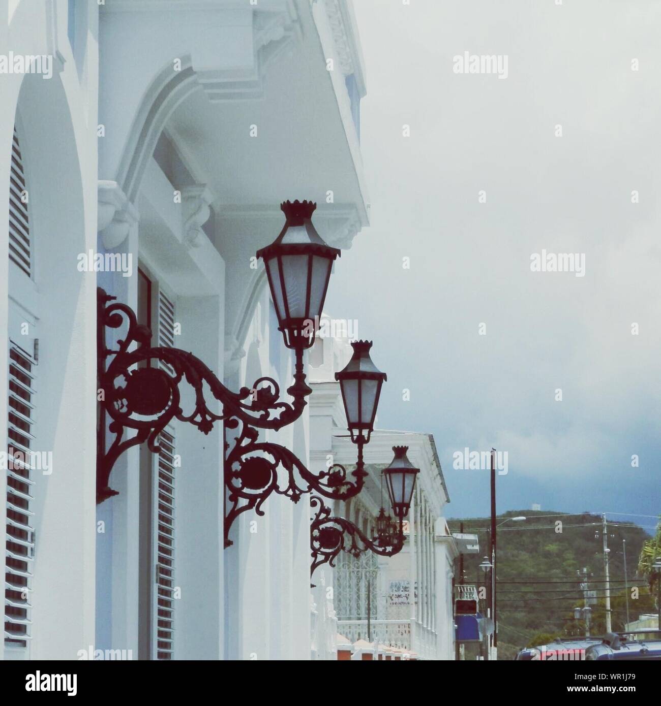 House wall with street light hi-res stock photography and images - Alamy