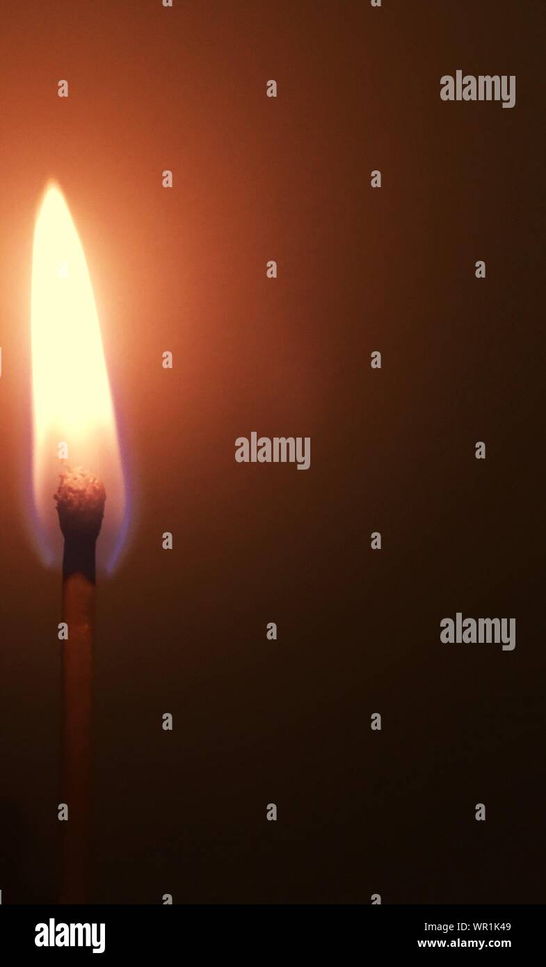 Burning matchstick flame hi-res stock photography and images - Alamy
