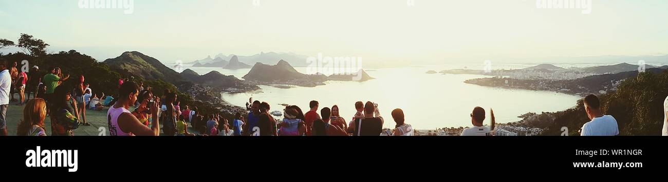 Group by the sea hi-res stock photography and images - Alamy
