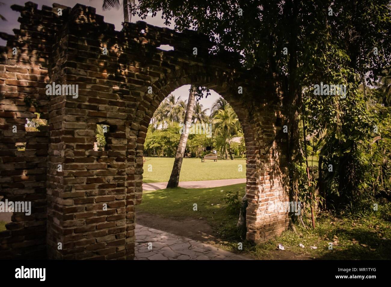 Archway entrance hi-res stock photography and images - Alamy