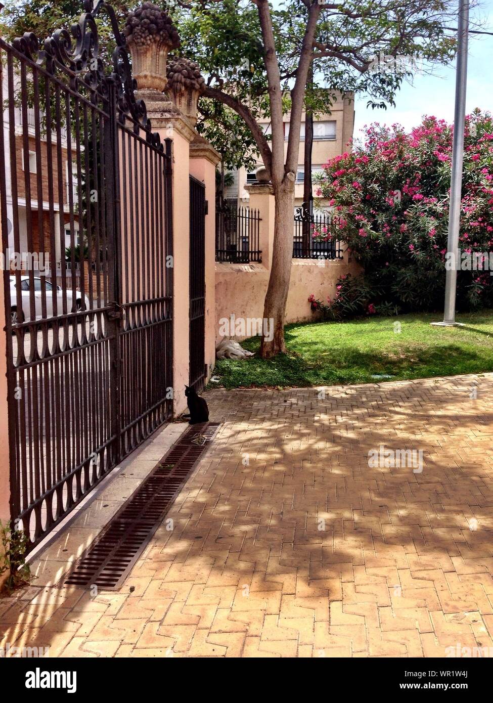 Entrance yard gate hi-res stock photography and images - Alamy