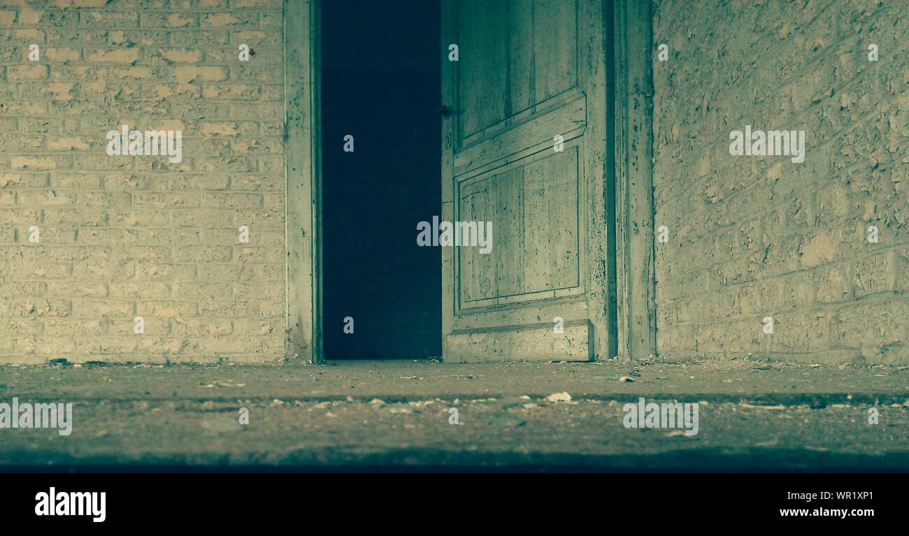 Old building open door hi-res stock photography and images - Alamy