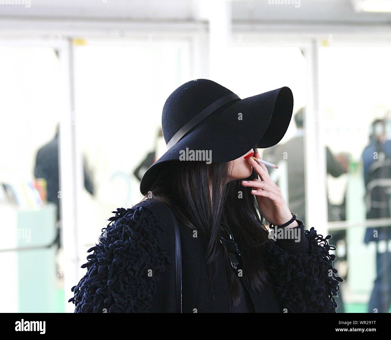 Woman hat and cigarette hi-res stock photography and images - Alamy