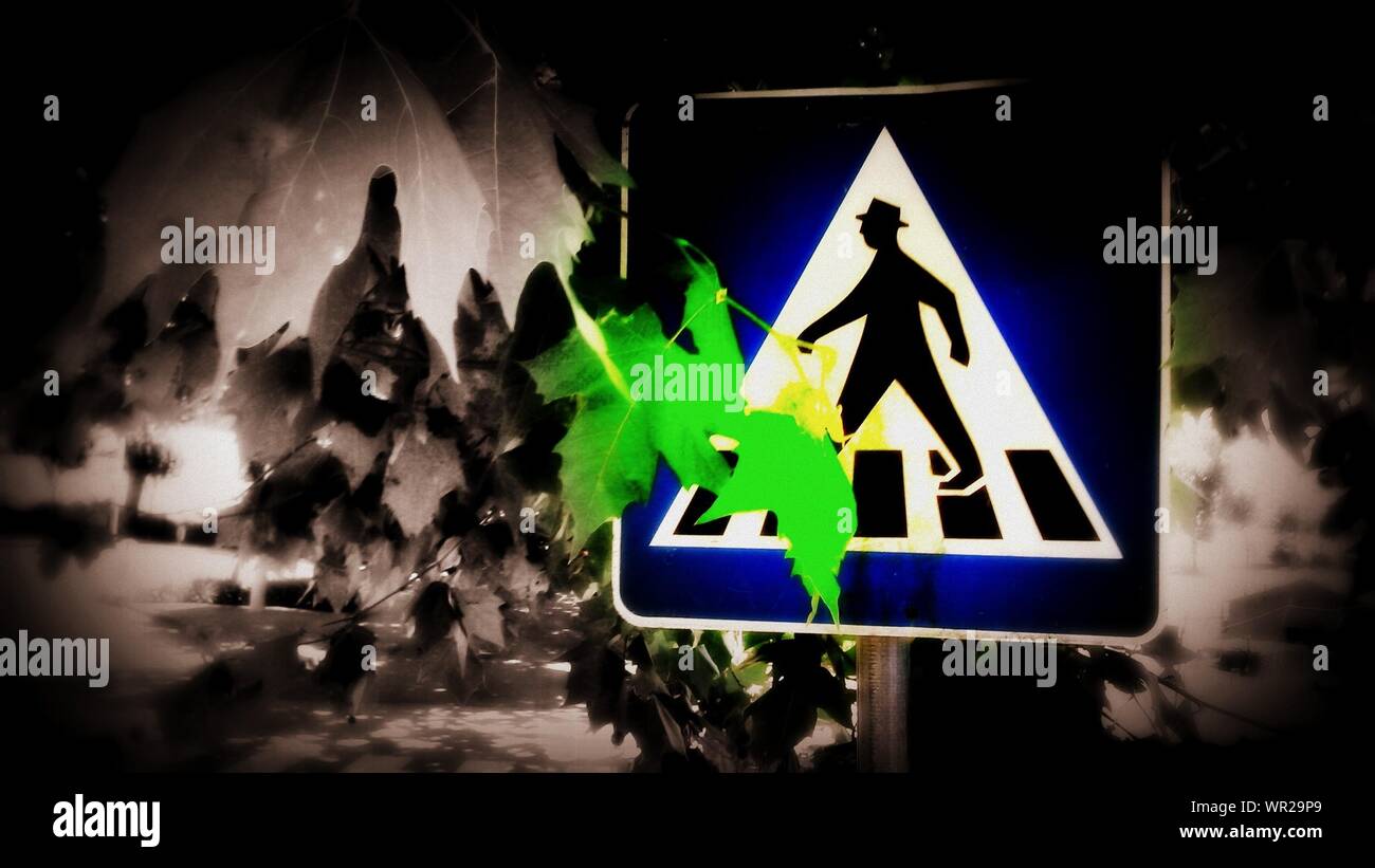 Sign pedestrian symbol walking hi-res stock photography and images - Alamy