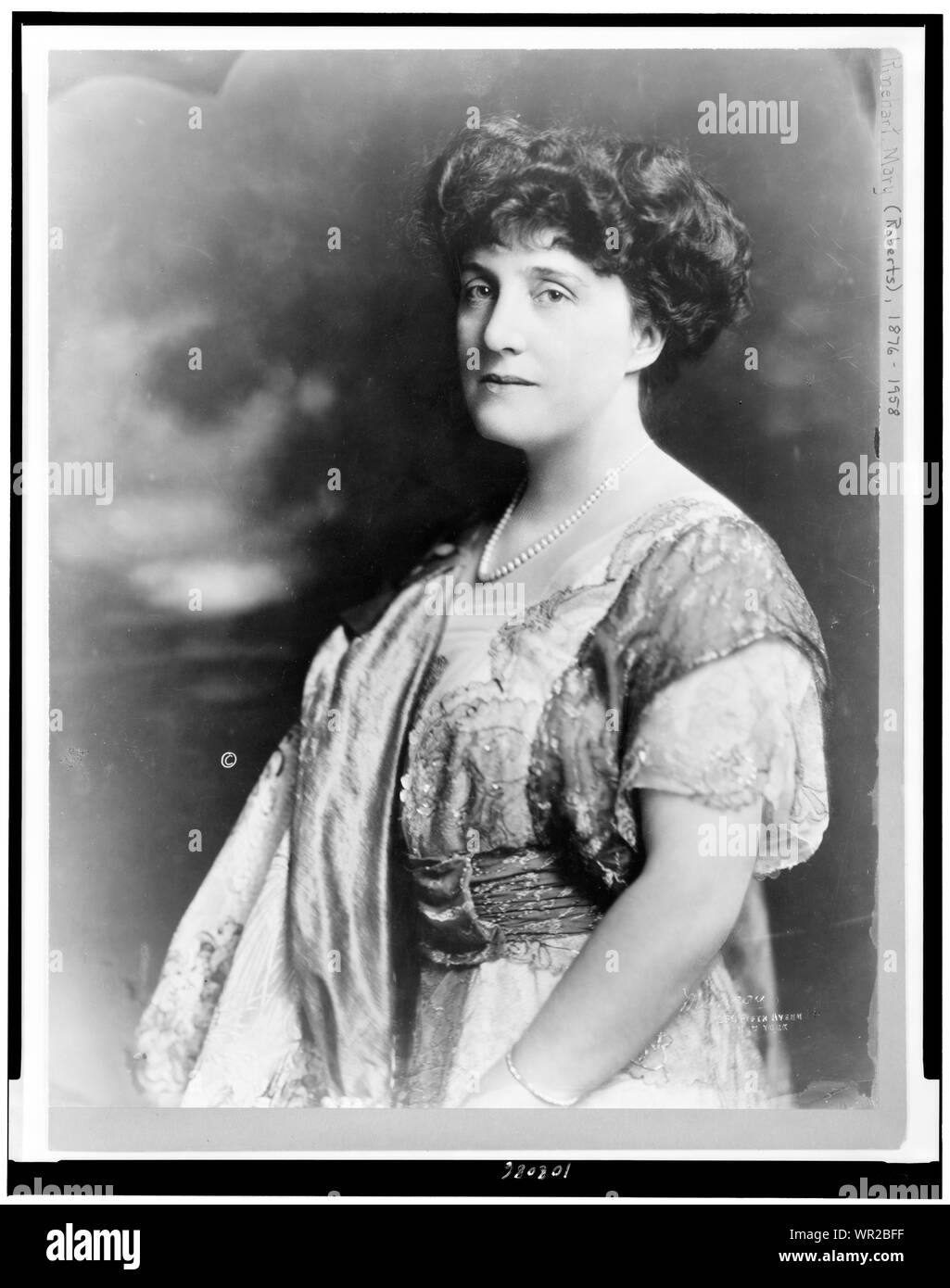 Mary Roberts Rinehart, half-length portrait, standing, facing left ...