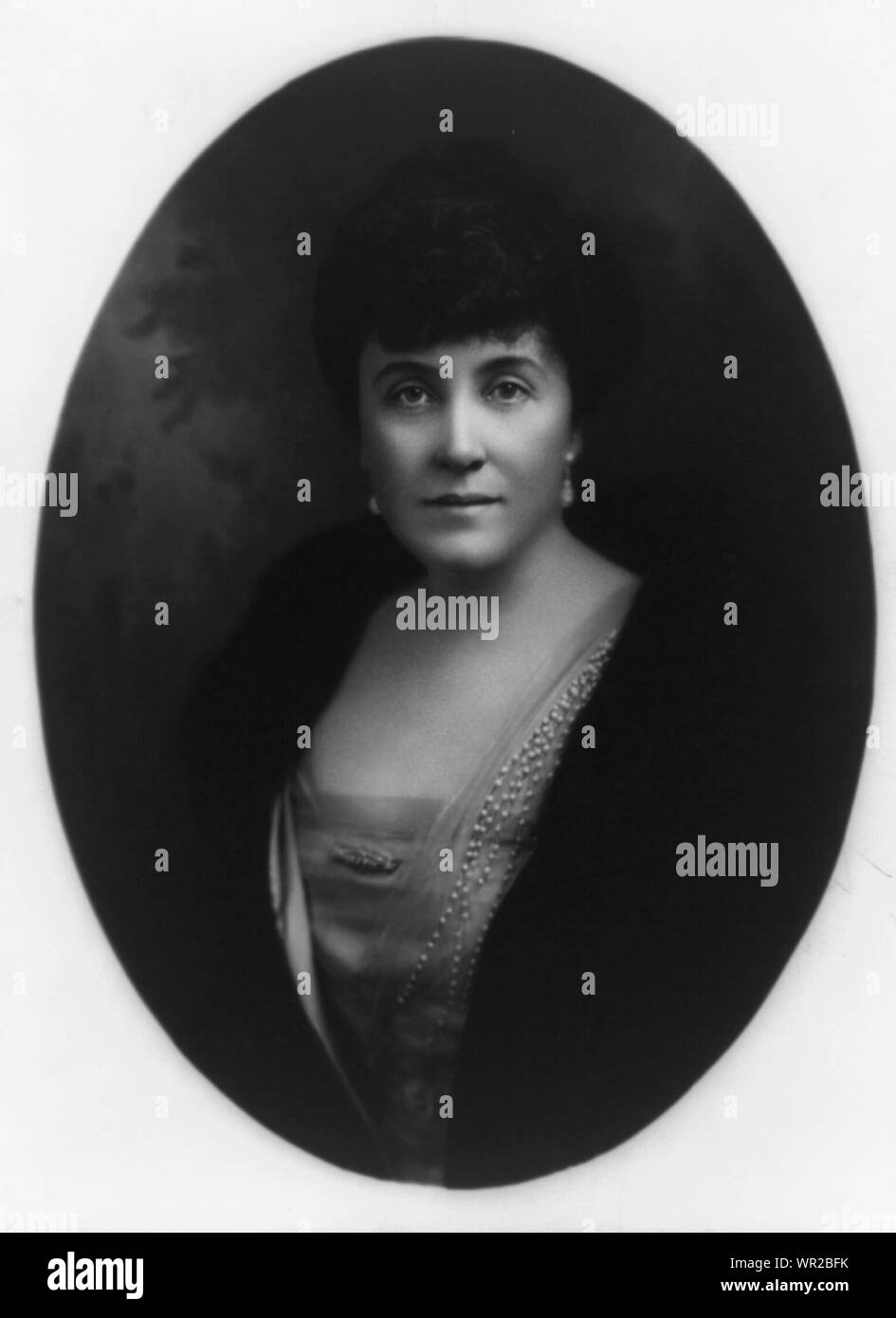 Mary Roberts Rinehart, half-length portrait, facing left Stock Photo ...