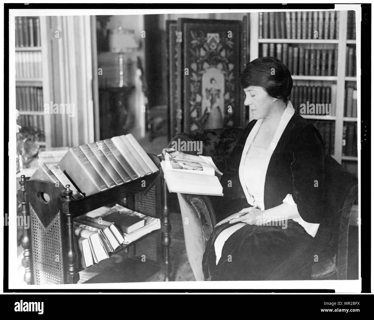 Mary Roberts Rinehart, three-quarter length, seated, facing left ...