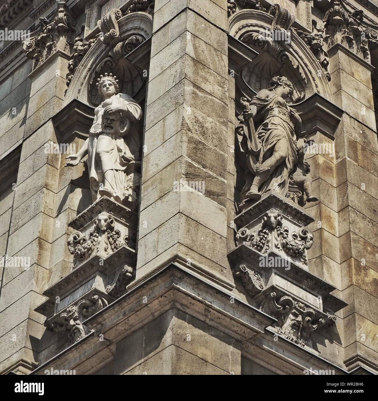 Sculptures on building hi-res stock photography and images - Alamy