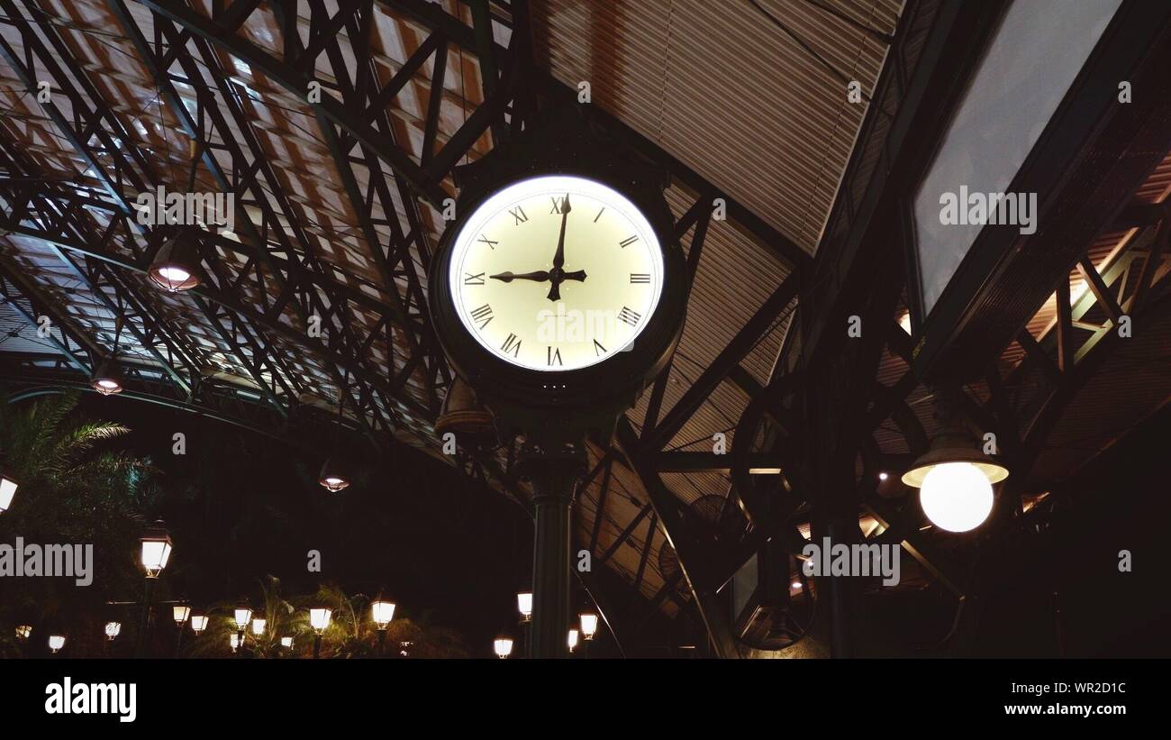 Illuminated clock face hi-res stock photography and images - Alamy