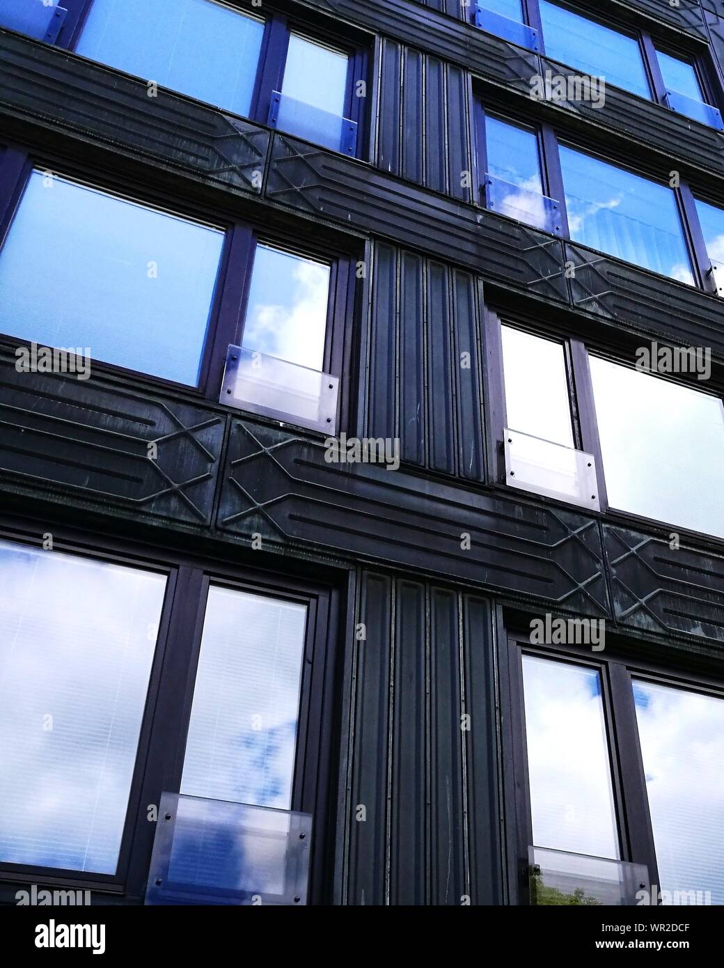 Office building windows, full view hi-res stock photography and images ...