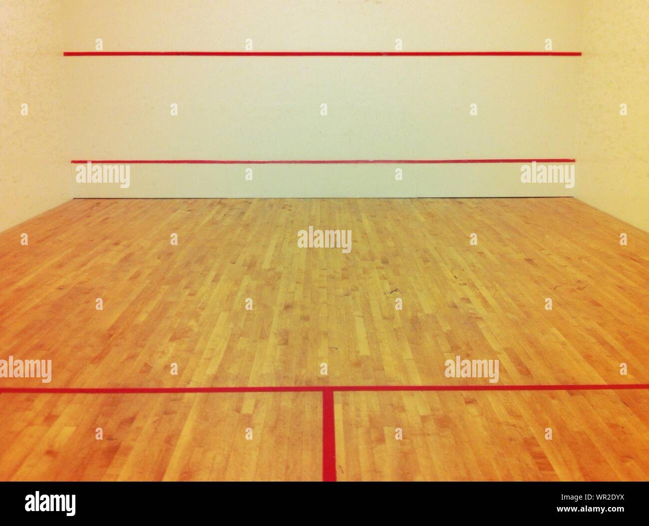 Empty squash court hi-res stock photography and images - Alamy