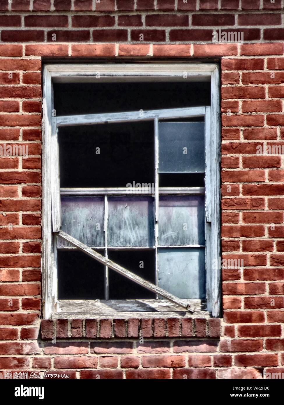Old boarded up window hi-res stock photography and images - Alamy
