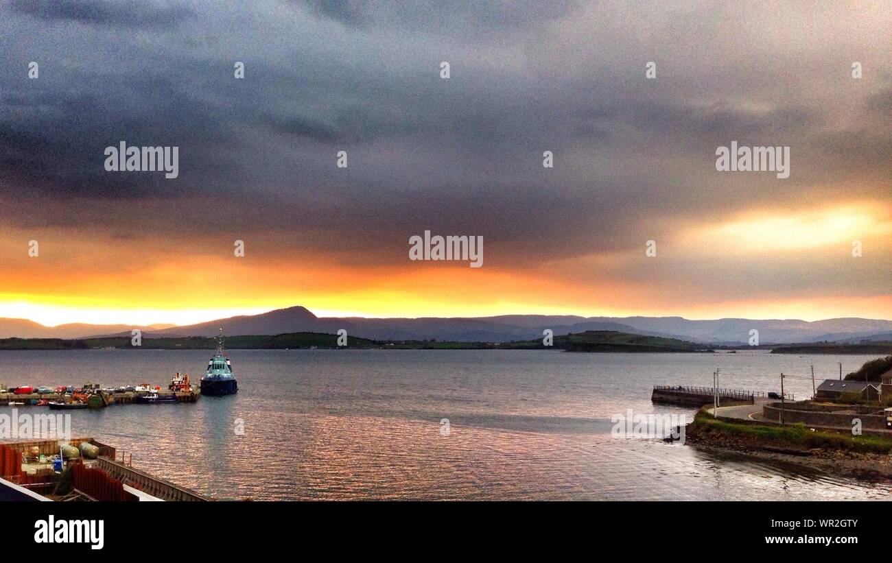 Tugboat sunset hi-res stock photography and images - Alamy