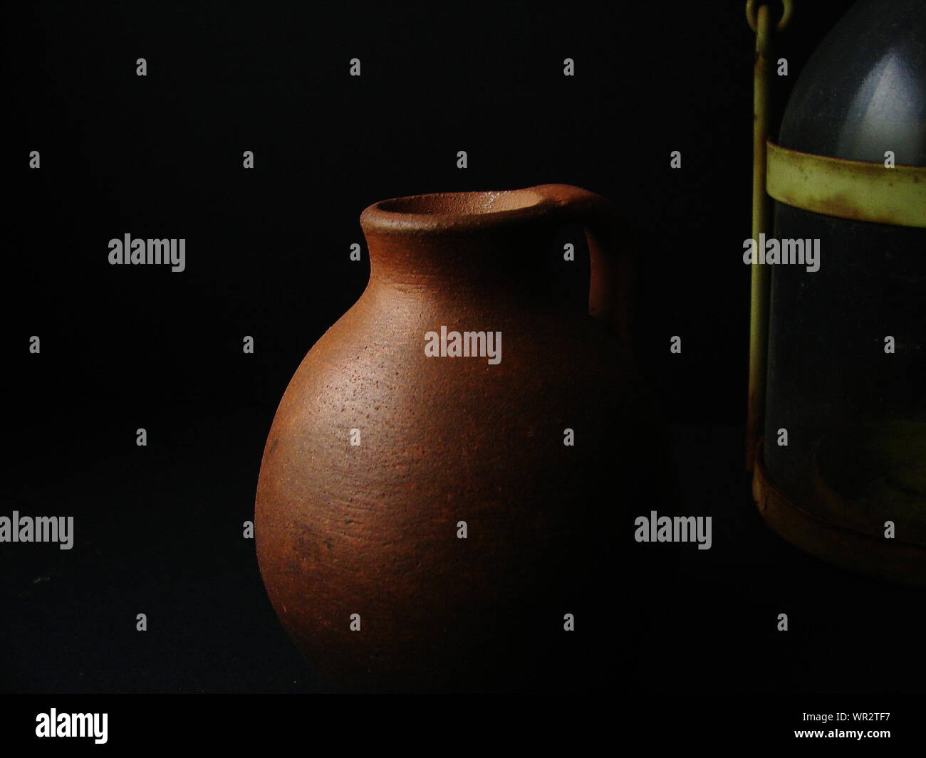 Black pot still hi-res stock photography and images - Alamy