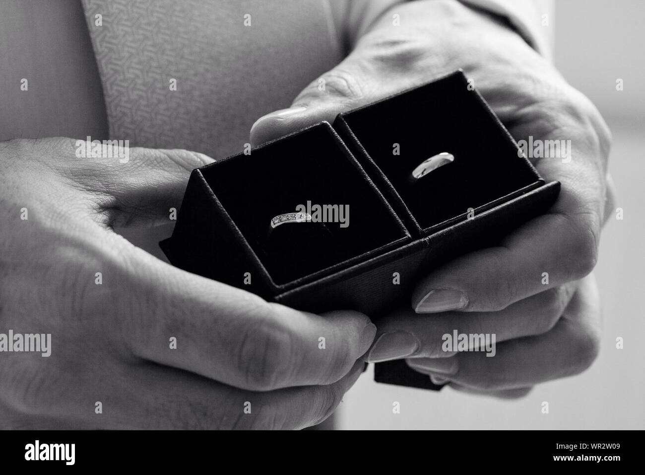 Two hands holding rings High Resolution Stock Photography and Images ...