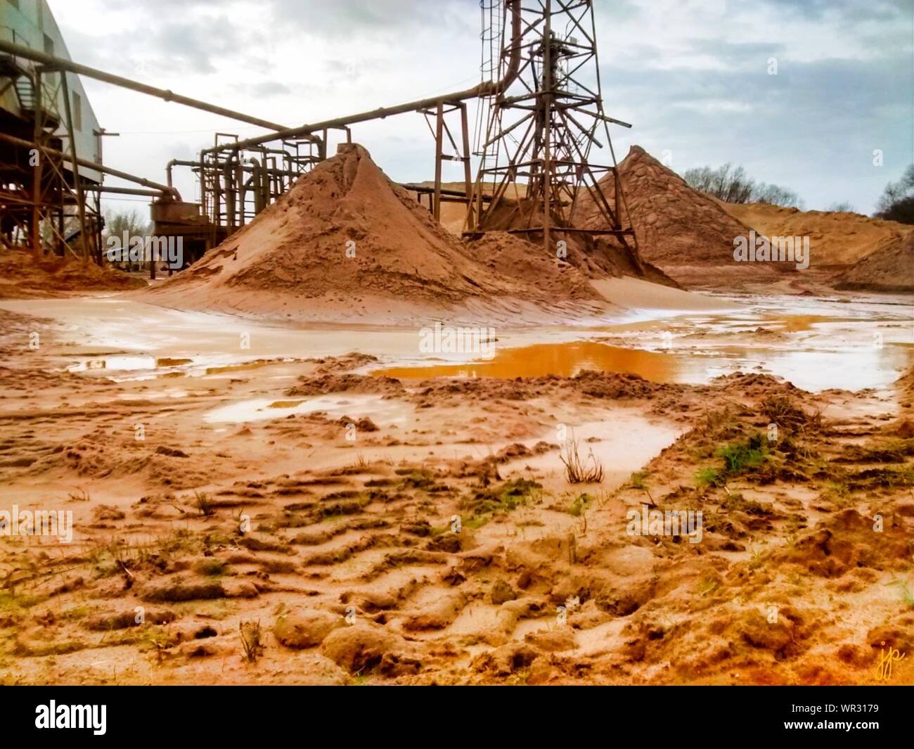 Pile of sand hi-res stock photography and images - Alamy