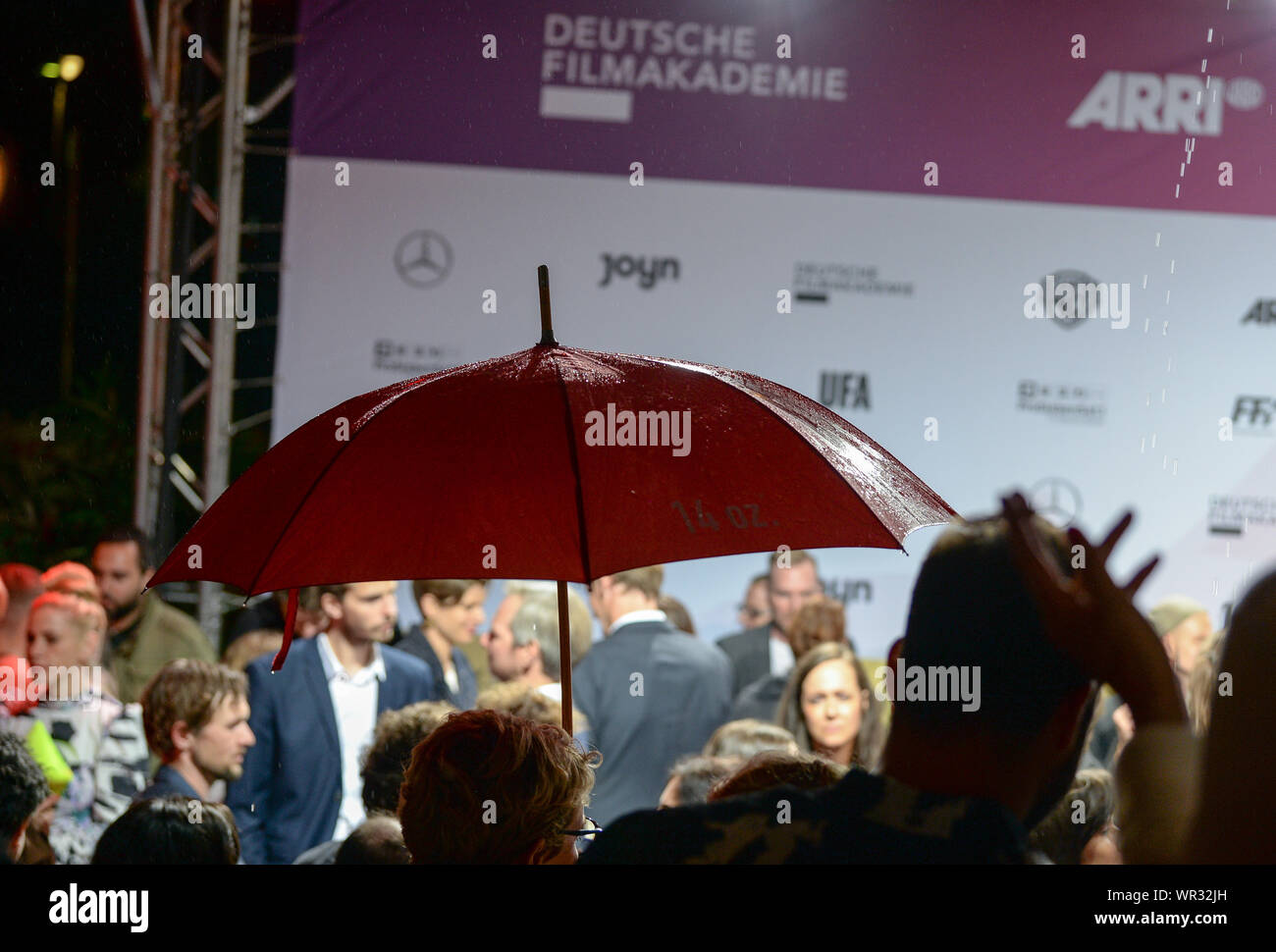 Graduation guests hi-res stock photography and images - Alamy