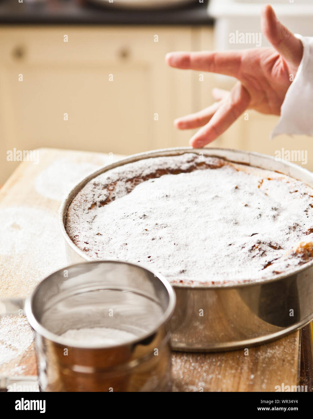Hand Holding Cake Tin High Resolution Stock Photography and Images - Alamy