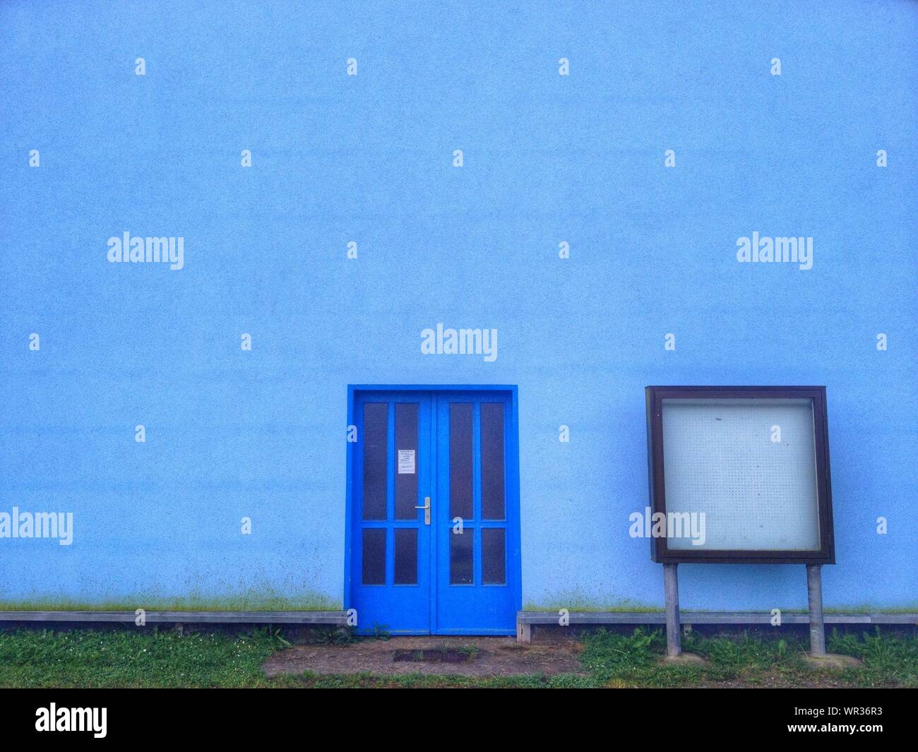 Building closed sign hi-res stock photography and images - Alamy