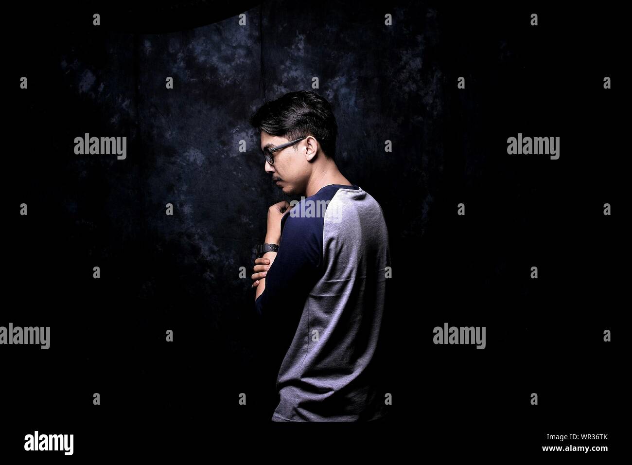 Man standing in the dark hi-res stock photography and images - Alamy
