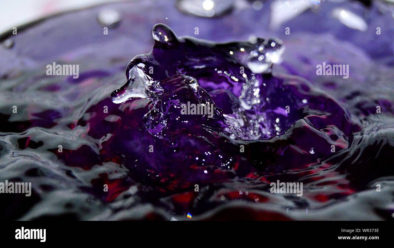 Purple water splash hi-res stock photography and images - Alamy