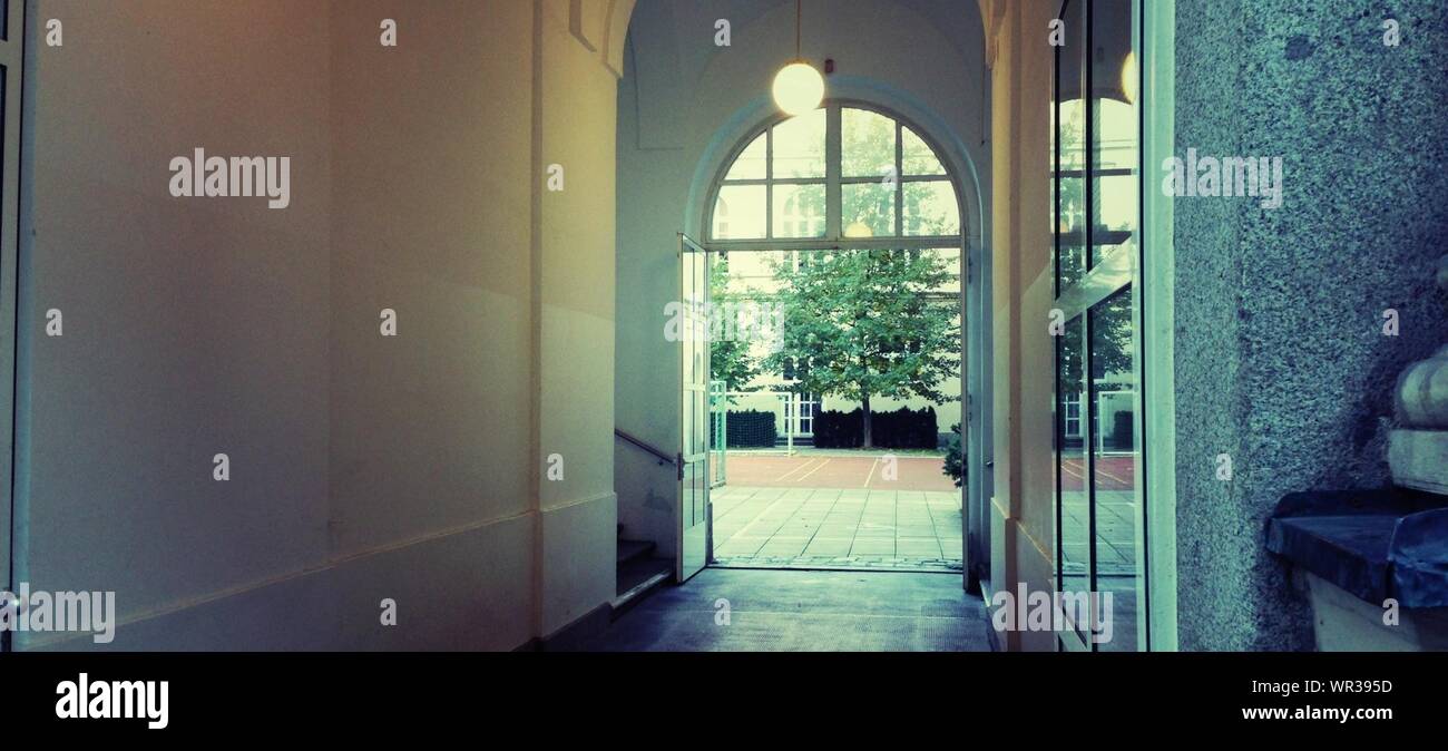 House open door hi-res stock photography and images - Alamy