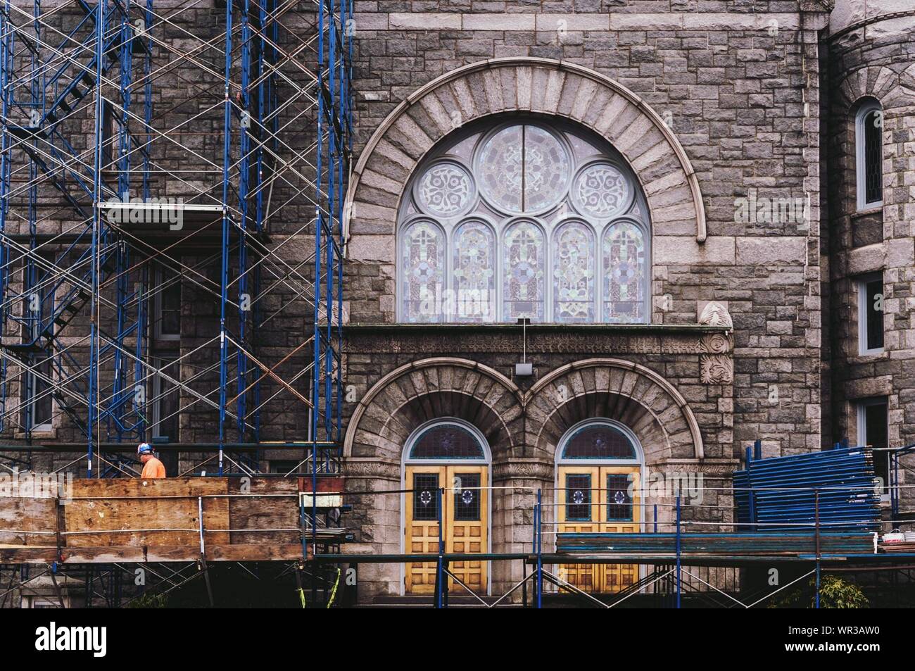 Scaffolding outside of building hi-res stock photography and images - Alamy