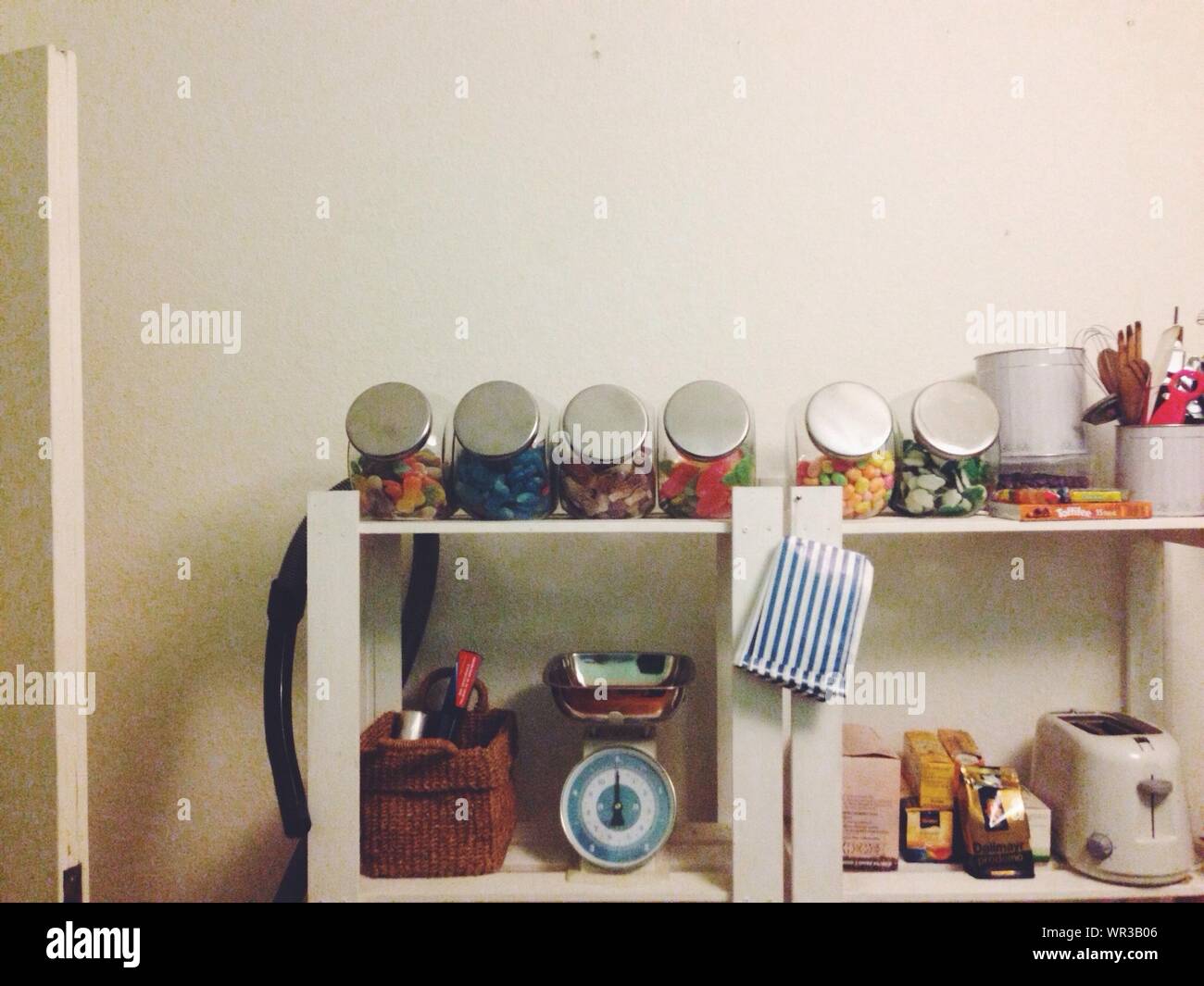 Objects on a shelf hi-res stock photography and images - Alamy