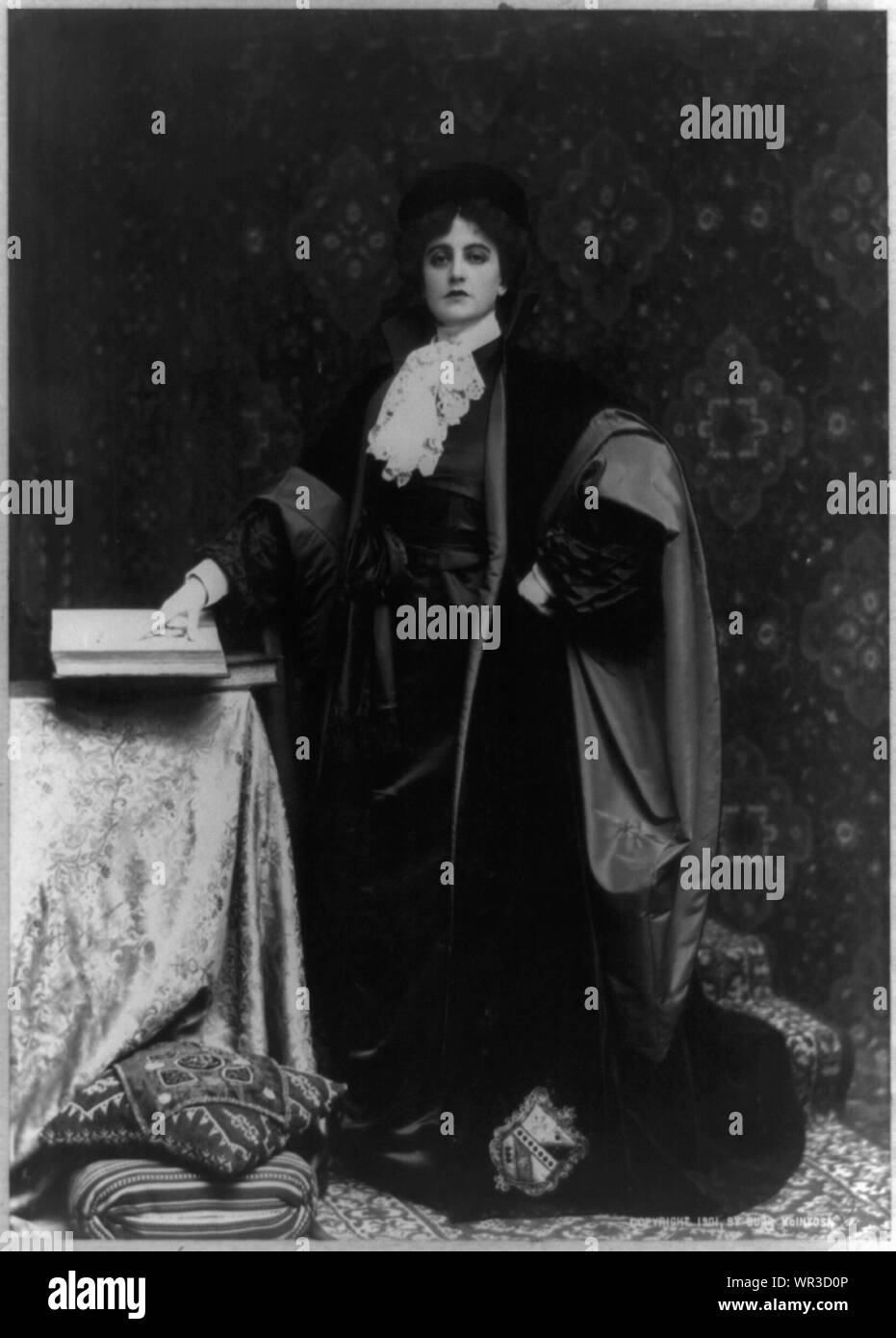 Maxine Elliott, actress, full-length portrait, standing, facing front ...