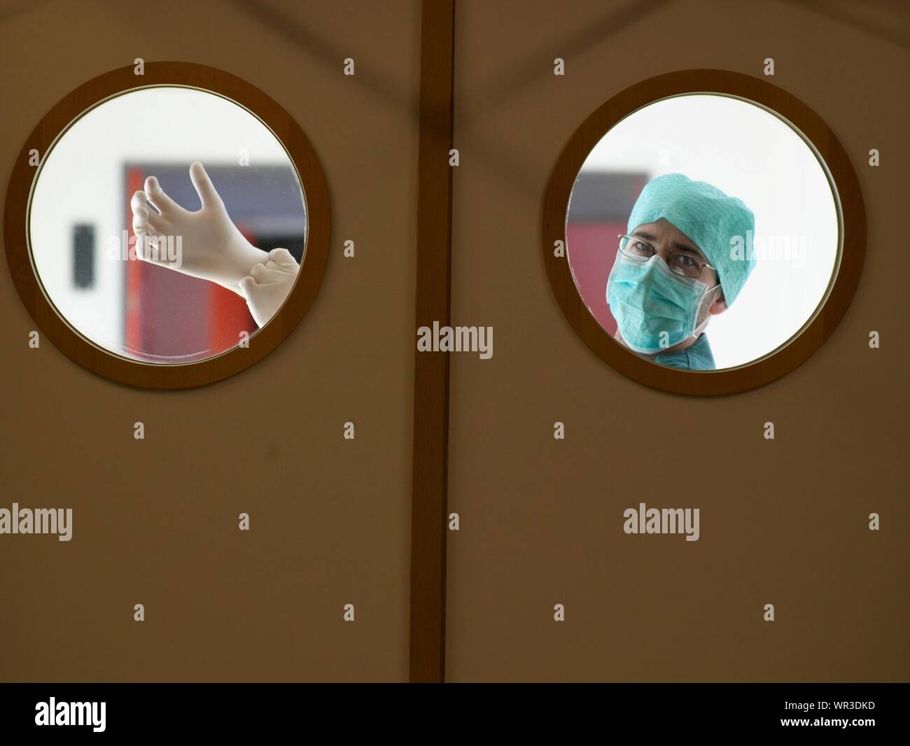 Doctor procedure hi-res stock photography and images - Alamy