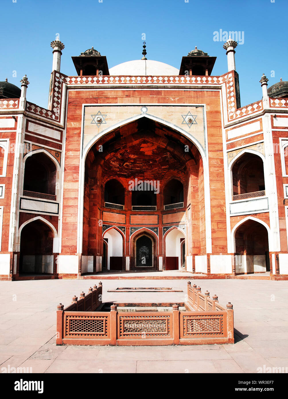 Tomb of humayun facade hi-res stock photography and images - Alamy