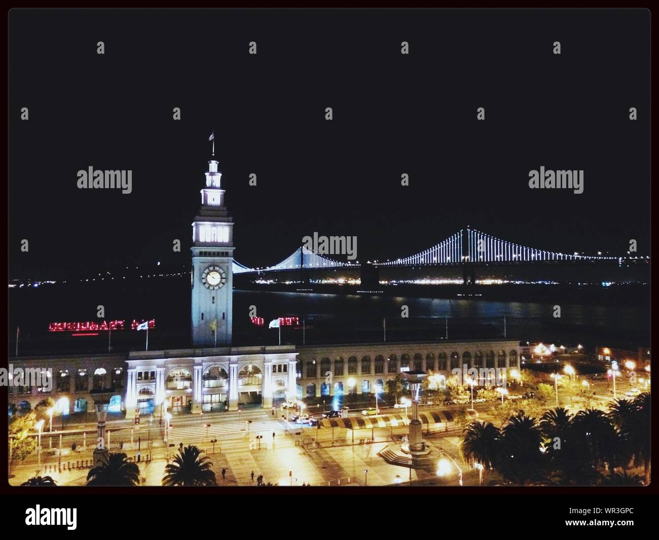 Lit tower bridge hi-res stock photography and images - Alamy