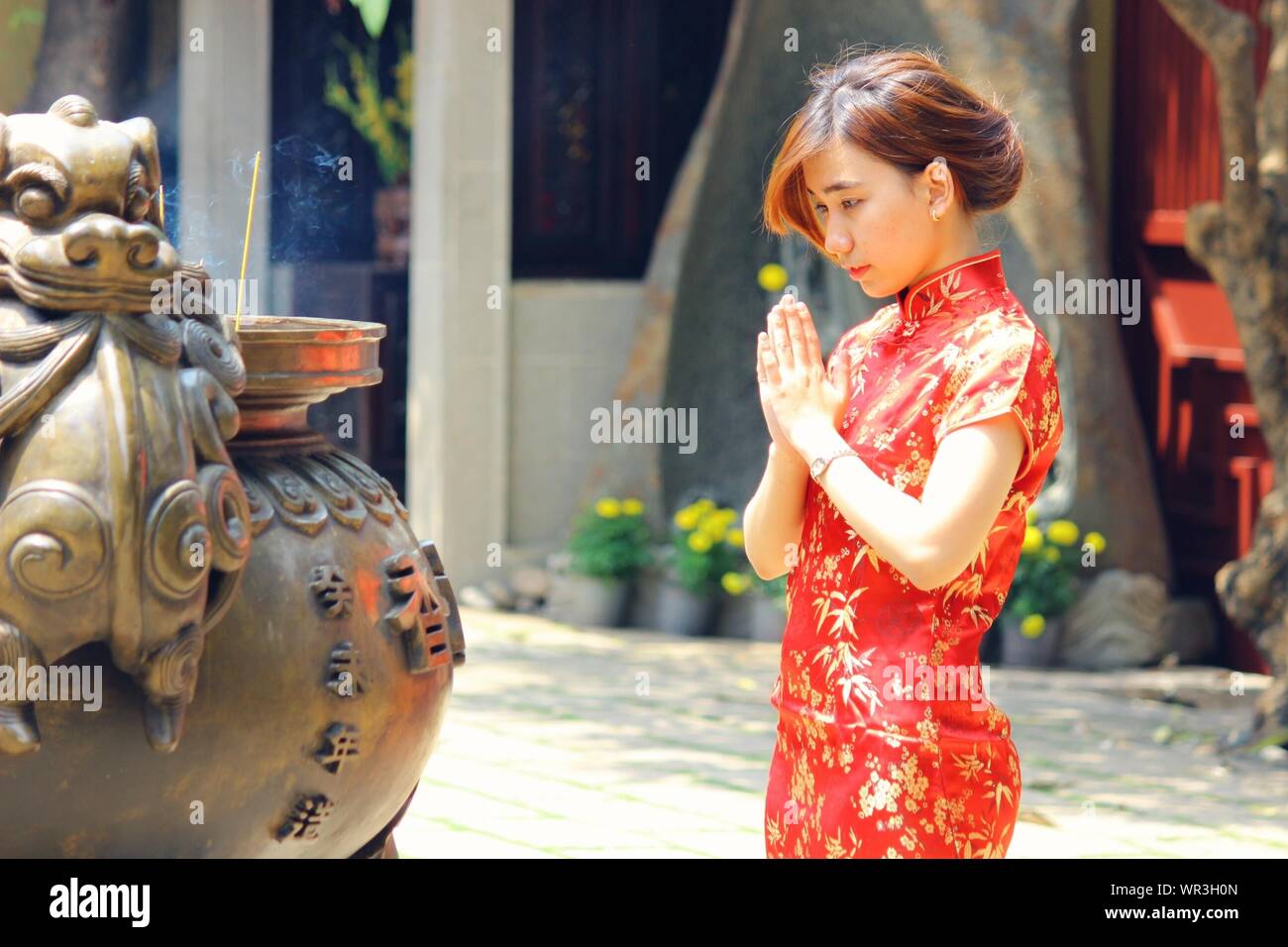 Woman praying at shrine in temple hi-res stock photography and images ...
