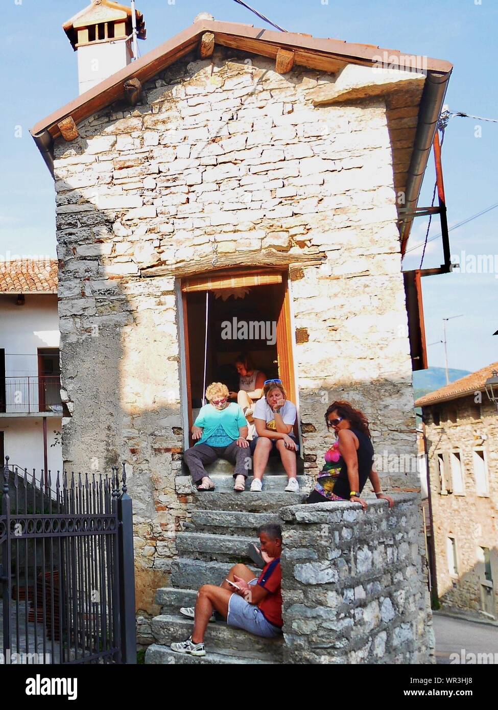 House full of people hi-res stock photography and images - Alamy