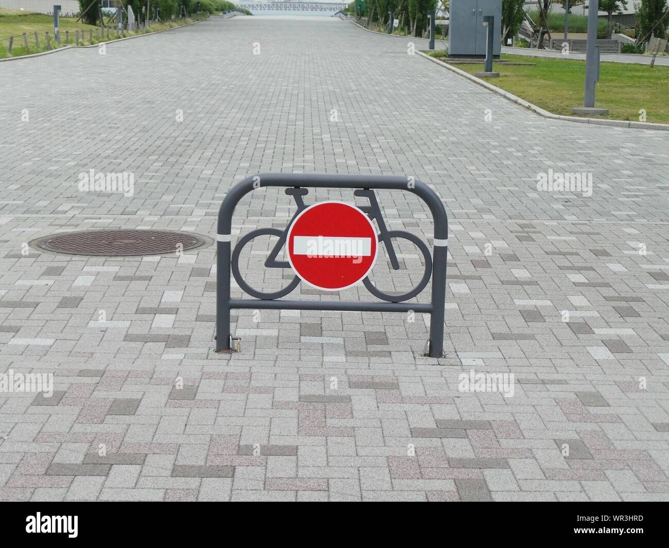 Warning on railing hi-res stock photography and images - Alamy