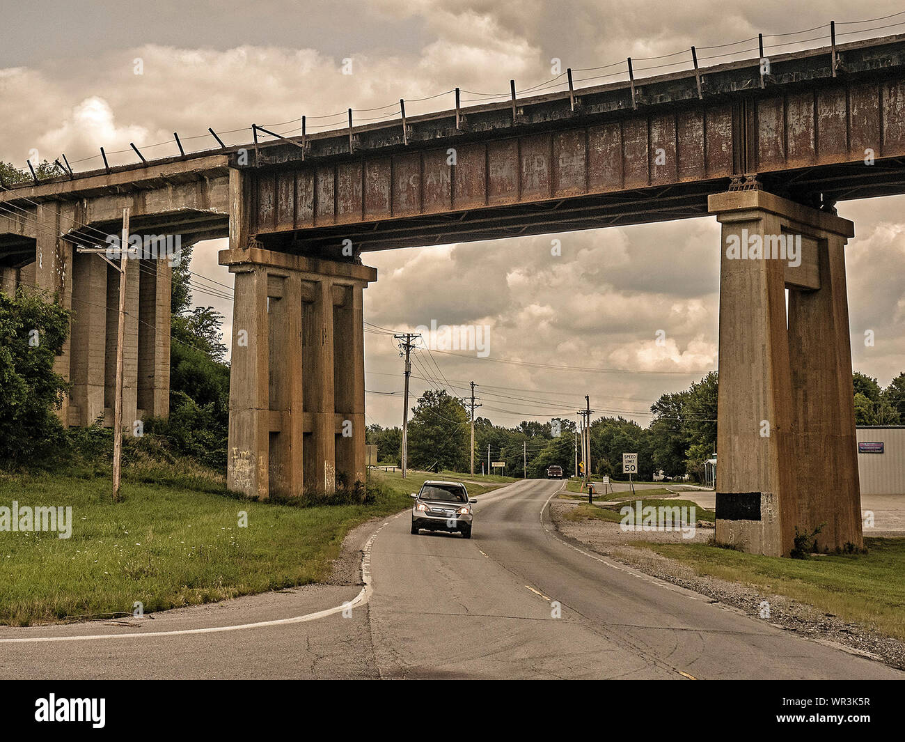 Under car bridge hi-res stock photography and images - Alamy
