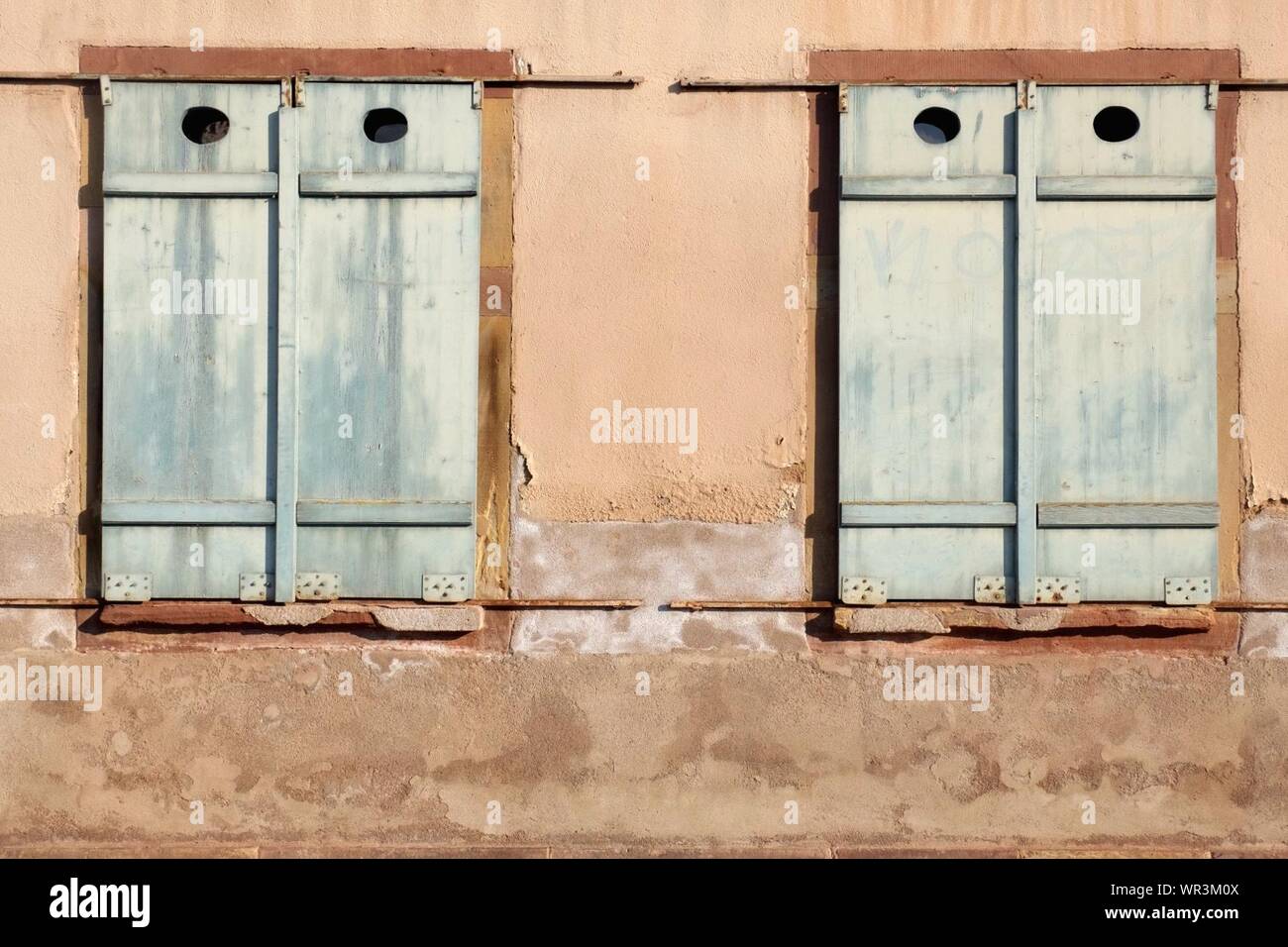 Closed house hi-res stock photography and images - Alamy