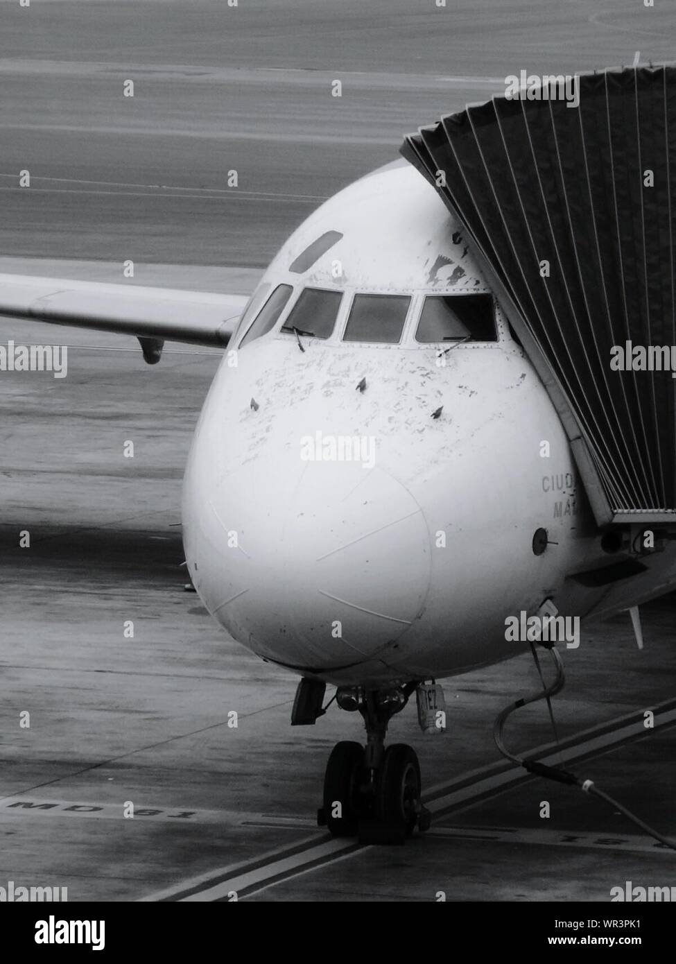 Boarding airplane gate hi-res stock photography and images - Alamy
