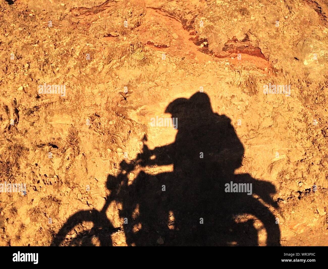 Motorcycle in desert hi-res stock photography and images - Alamy