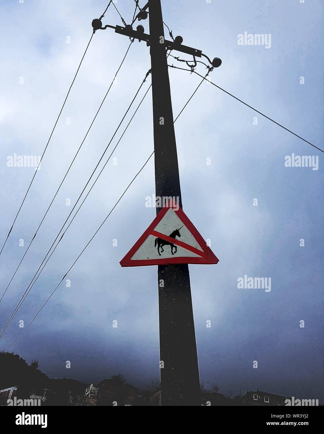 Warning sign on electricity pylon hi-res stock photography and images ...